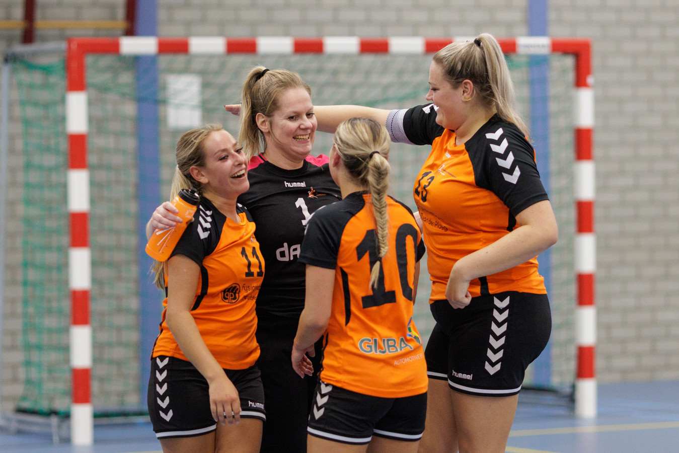 Chayenna Jansen buffelt als vanouds bij HV Huissen: ‘Ik speel altijd ...