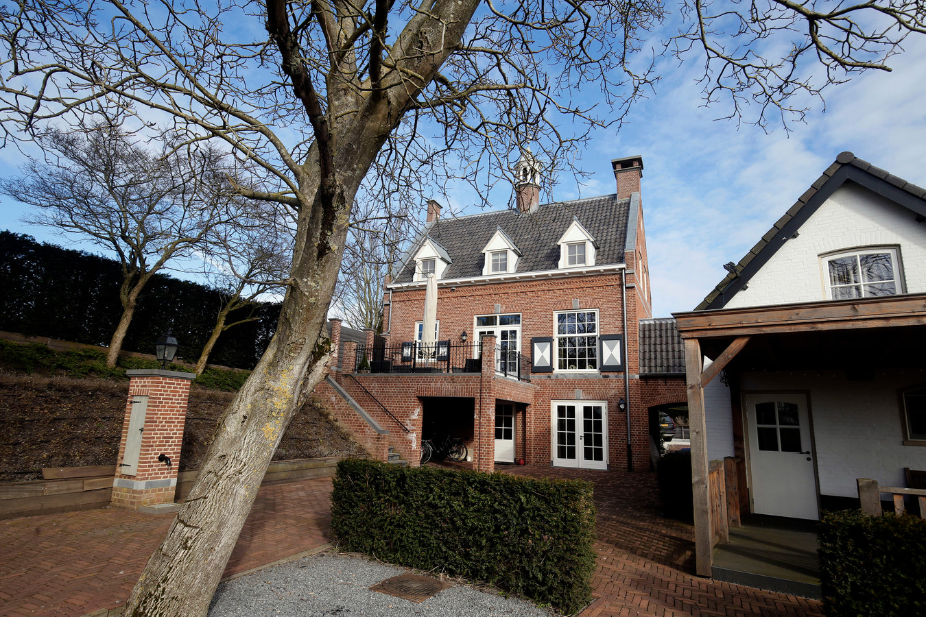 Leo maakte zijn droom waar en bouwde een dijkhuisje om tot landhuis ... Leo maakte zijn droom waar en bouwde een dijkhuisje om tot landhuis ...