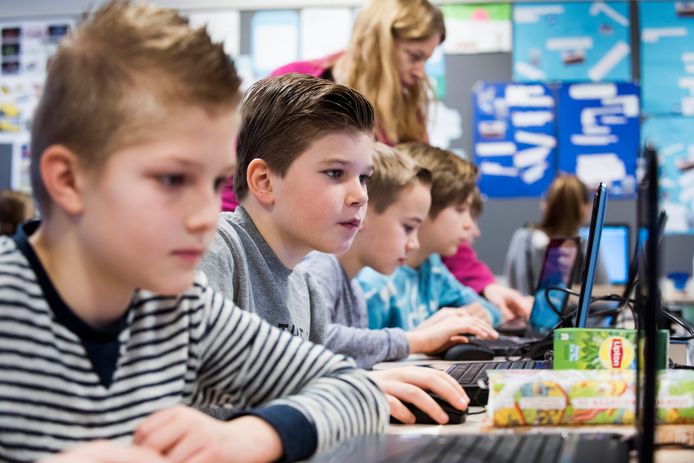 Kinderen leren programmeren op de computer op basisschool in Harmelen ...