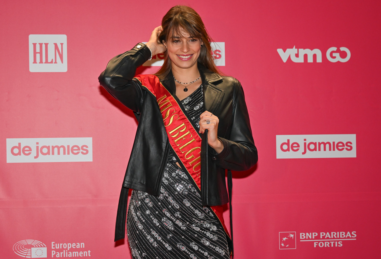 IN BEELD. Riadh Bahri op hakken op rode loper van De Jamies, Anastasya ...