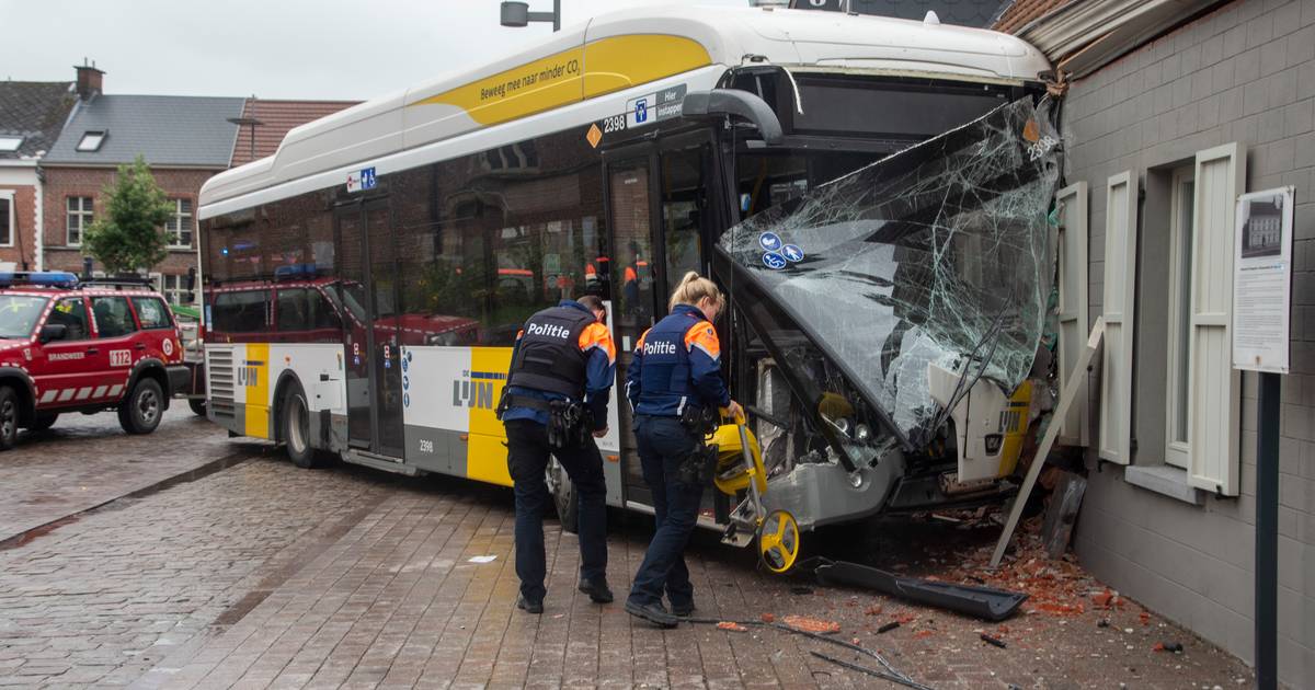 KIJK. Bus van De Lijn belandt in gevel van woning in Laarne: bestuurder ...