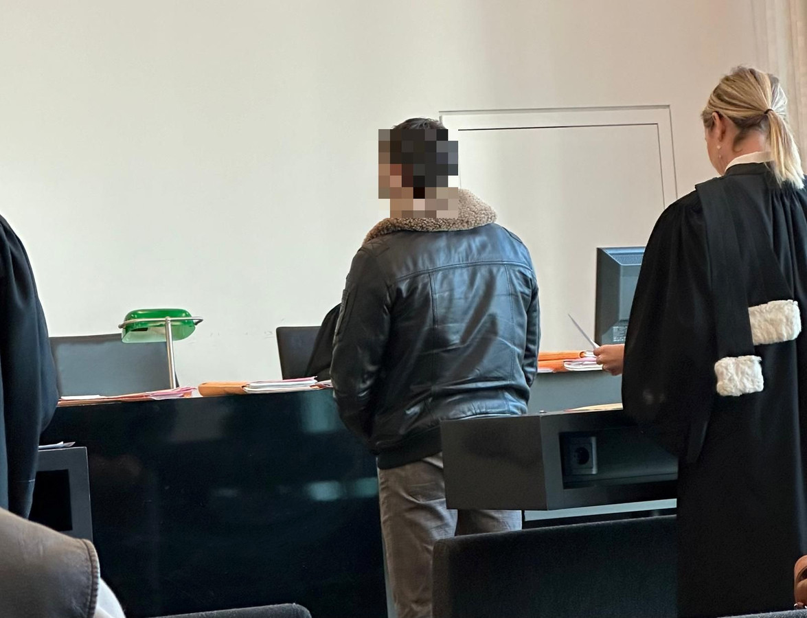 “Ik masturbeer graag in kleedhokjes”: exhibitionist shockeert drie 12 ... “Ik masturbeer graag in kleedhokjes”: exhibitionist shockeert drie 12 ...