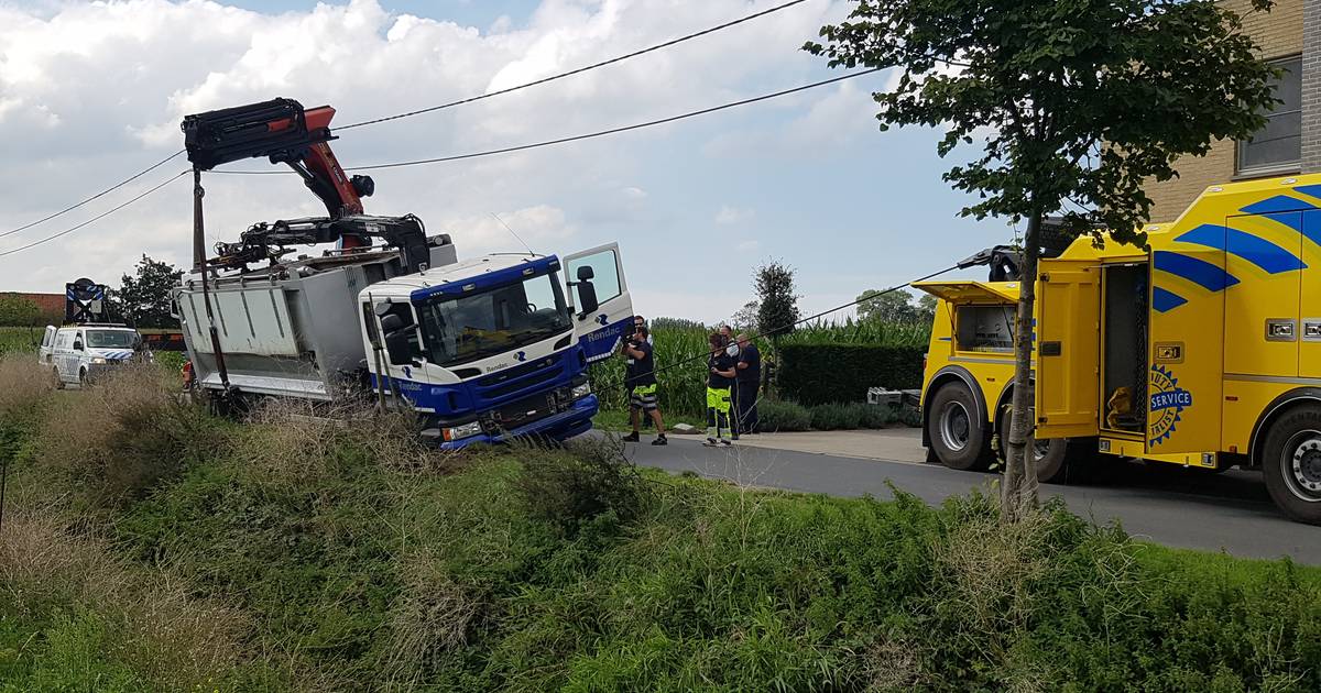 Vrachtwagen van Rendac rijdt zich vast in zachte berm | Koekelare | hln.be