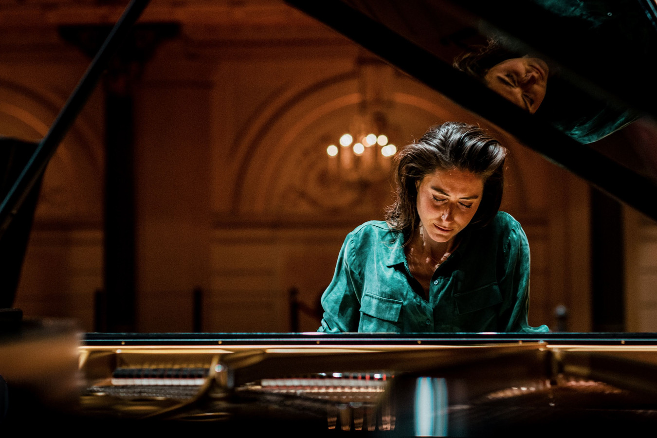 Iris Hond speelt 10 keer werk van Einaudi: ‘Elke keer, krijg ik meer ...