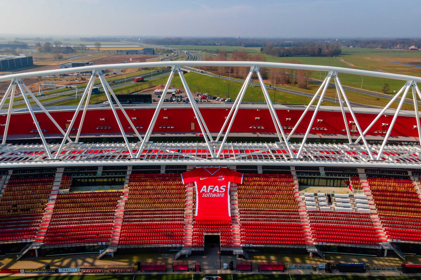 AZ voorziet hoofdtribune van dakconstructie op ‘symbolische dag’ | Foto ...