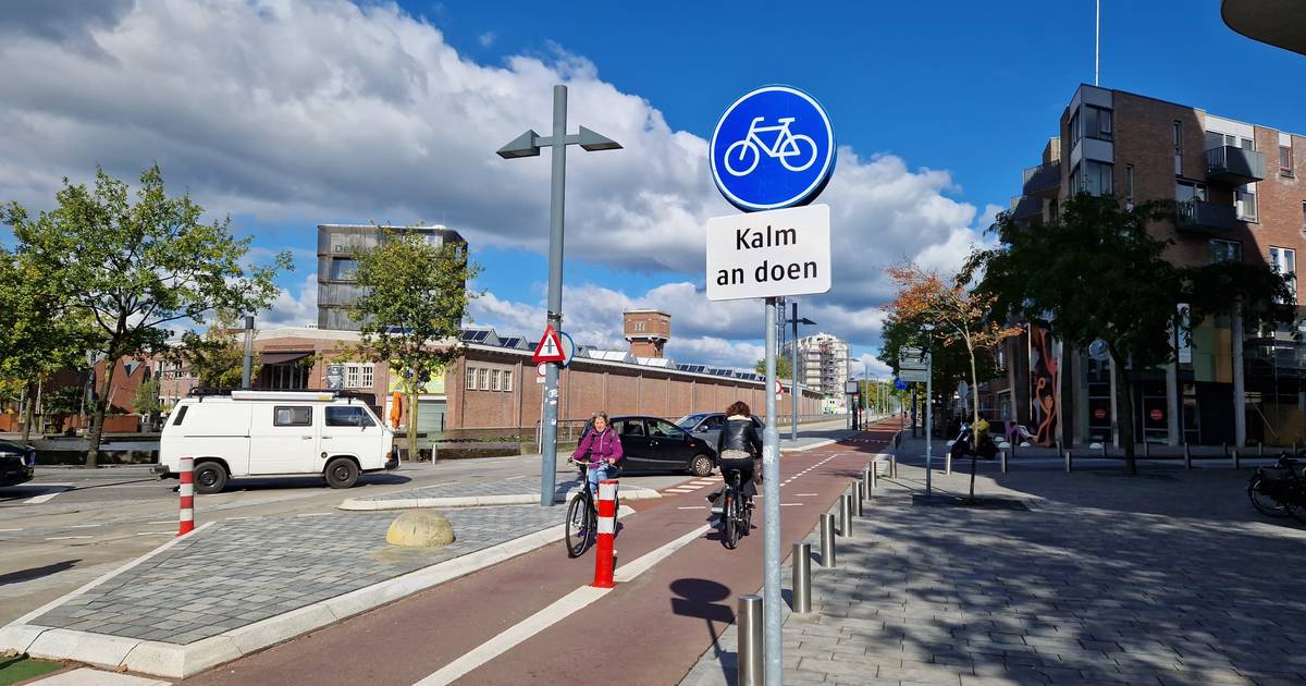 ‘Kalm an doen’: een bord dat fietsers vraagt hun steentje bij te dragen ...