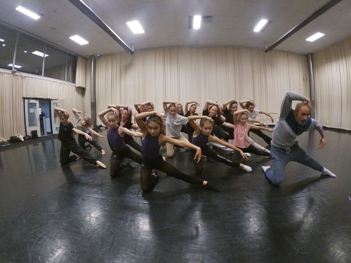 Danstoppers geven één dag les bij Studio Dansemble | Schelle | hln.be