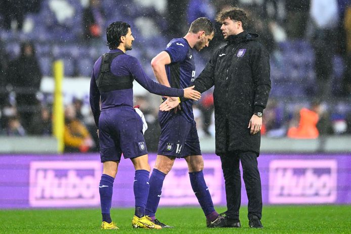 KIJK. Stewards kunnen maar net verhinderen dat boze Anderlecht-fans perszone binnenstormen na ...