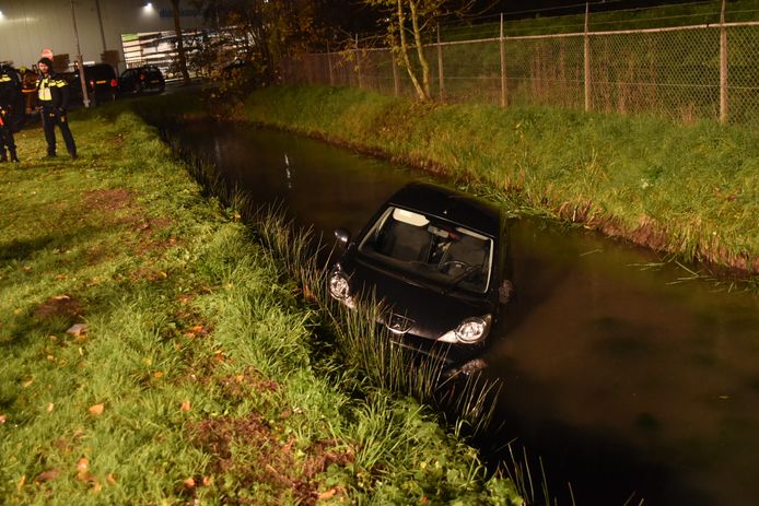 Auto mist bocht en rijdt in sloot bij Zaltbommel, automobiliste niet ...