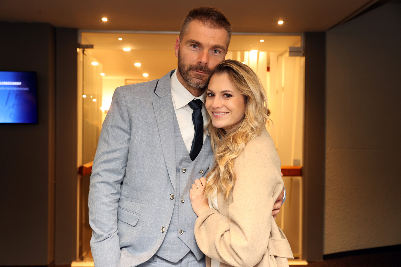 IN BEELD. Freya Van den Bossche brengt vriendin Eva mee naar opening ...