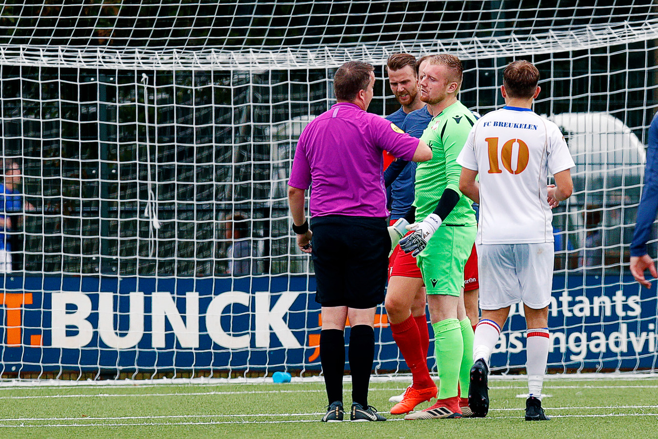 Rode kaart kantelmoment bij FC Breukelen - FC De Bilt: ‘Ik werd ...