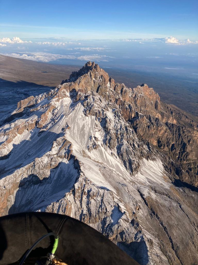 Ramses vliegt met luchtballon over Kilimanjaro, op 7.000 meter hoogte ...