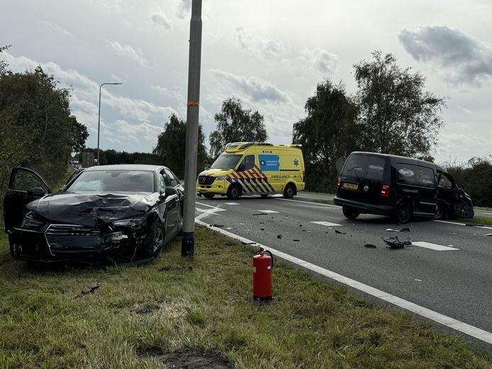 Politiewagen en busje botsen hard op N332 bij Holten: weg tijdelijk ...
