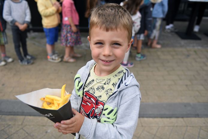 650 leerlingen van De Regenboog zwaaien schooljaar uit met pak friet ...