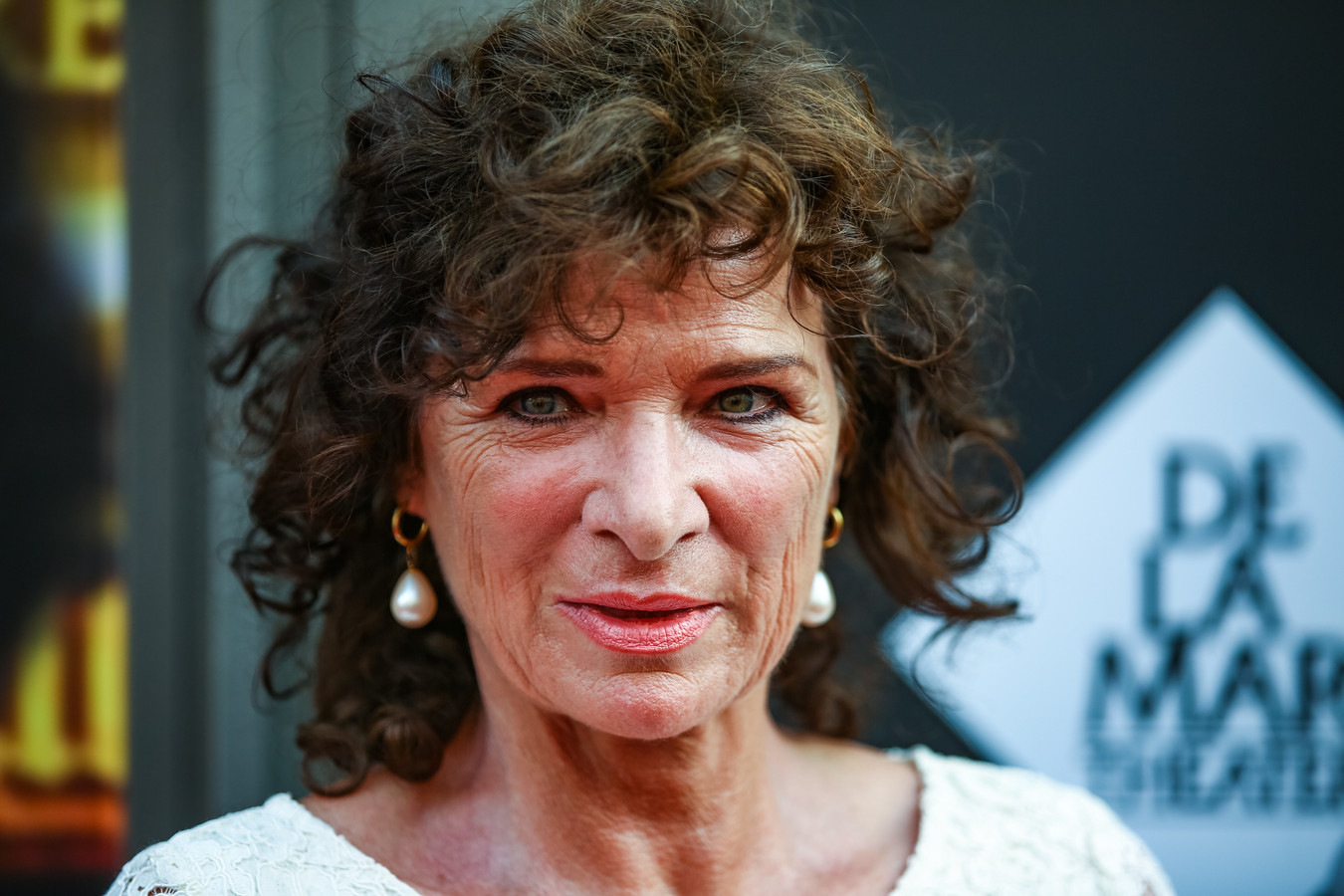 Familie en vrienden nemen afscheid van actrice Linda van Dyck | Foto ...