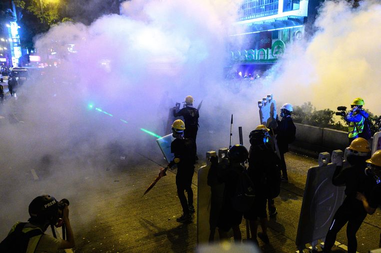 Politie vuurt opnieuw traangas af op manifestanten in Hongkong Politie vuurt opnieuw traangas af op manifestanten in Hongkong