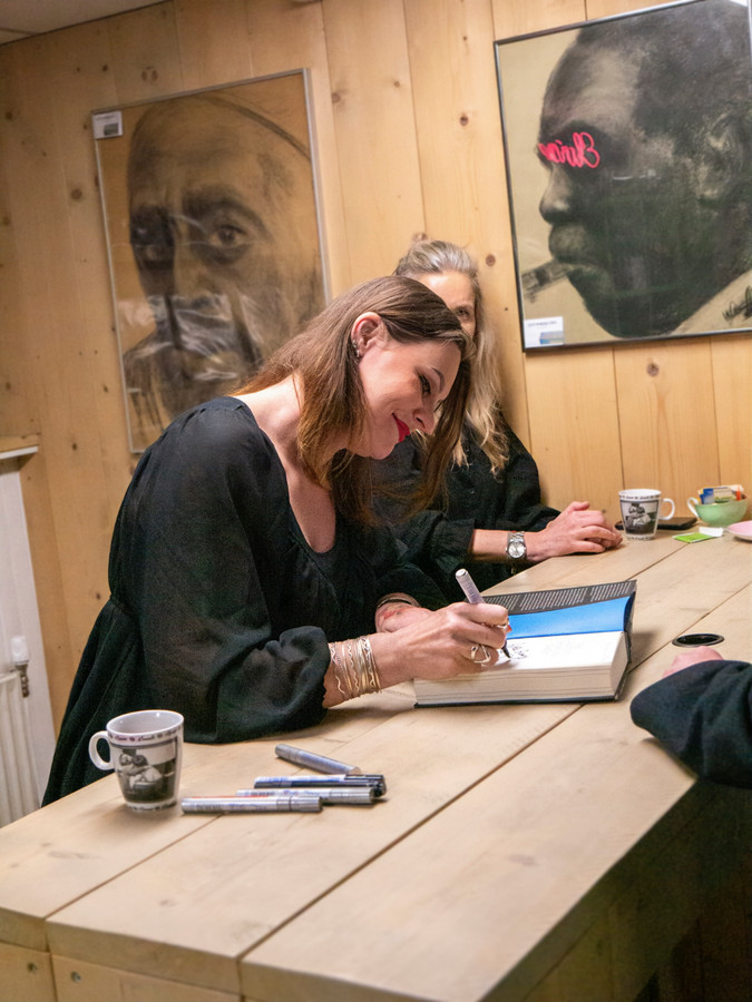 Ruim 160 fans in Geesteren staan in de rij voor Floor Jansen: ‘Zo’n ...