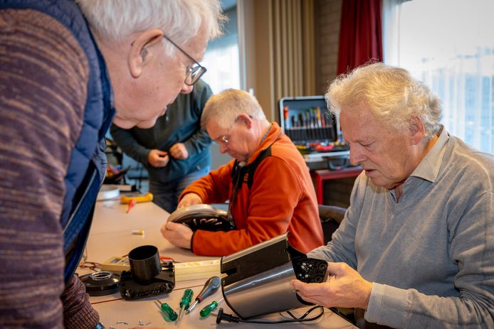 Gouden handjes wapperen bij reparatiecafé: ‘Die mannen vinden het ...