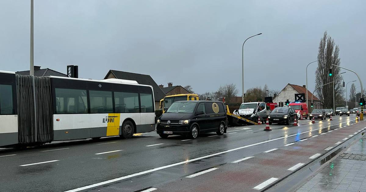 Bestelwagen rijdt in op stilstaande bus van De Lijn: twee personen ...