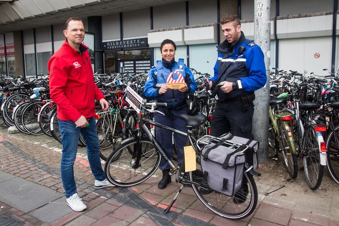 Handhaving Utrecht speurt naar gestolen fietsen | Utrecht | AD.nl