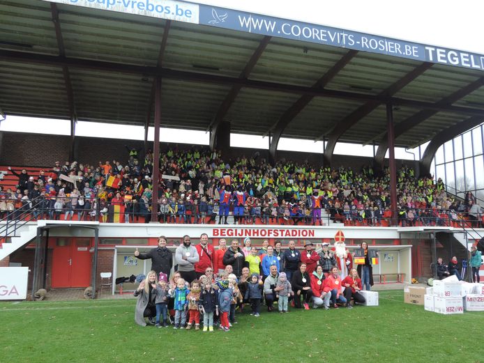 Zwarte Pieten spelen voetbal tegen ouders GBO-leerlingen | Overijse ...