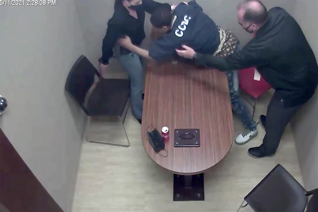 Un suspect se jette sur l'arme d'un policier dans une salle d ...