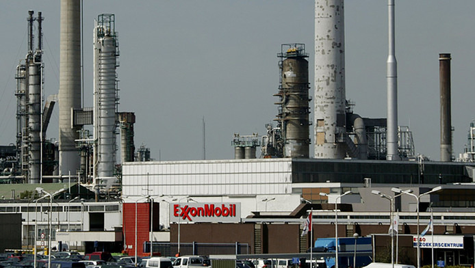 Eerste schop grond in voor raffinaderij ExxonMobil | Rotterdam | AD.nl