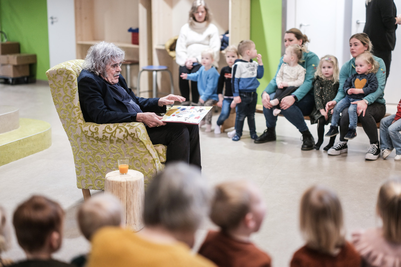 ‘Opa’ Bennie Jolink leest voor in Hengelo: ‘Ze zijn best wel leuk hoor ... ‘Opa’ Bennie Jolink leest voor in Hengelo: ‘Ze zijn best wel leuk hoor ...