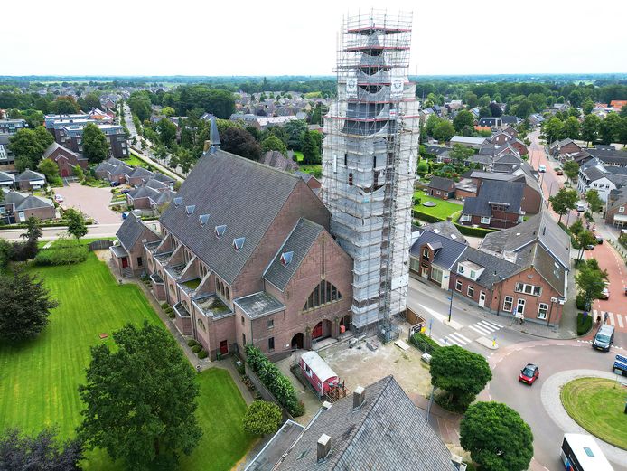 Werk aan ingepakte kerktoren Boekel vordert: ‘Ook de rotte houten ...