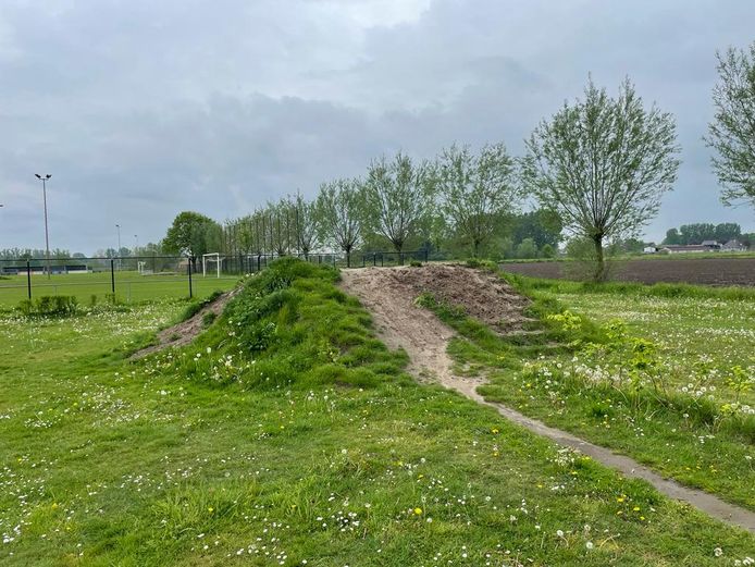 Vandalen graven meters diepe put aan crossparcours in Zele | Zele | hln.be