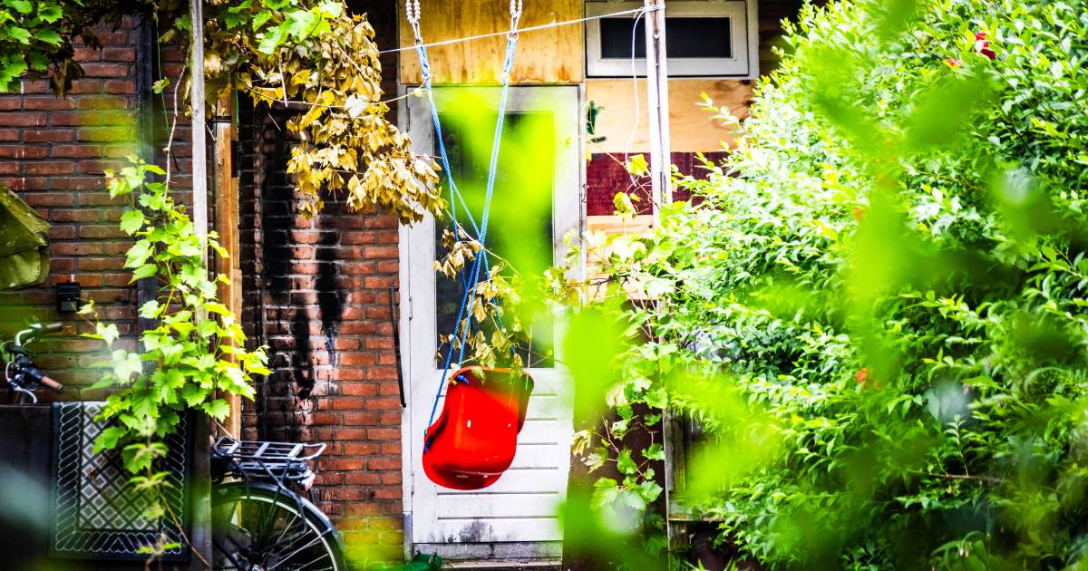 Bewoner springt van trap na explosie en gaat vuur met kussen te lijf ...