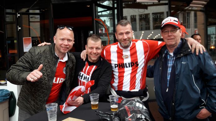 PSV showt kampioensschaal aan uitgelaten menigte | Eindhoven | AD.nl