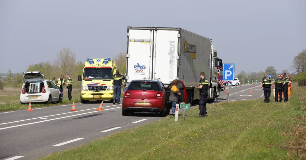 Dode bij frontale botsing tussen vrachtwagen en personenauto bij Wijhe | Overijssel ...