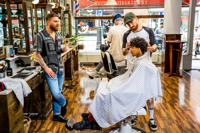 Michel (20) zat om de haverklap vast, totdat hij bij deze barbier zijn ...