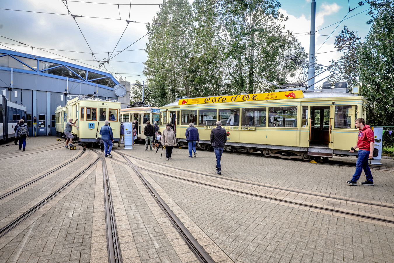 Veel mensen nemen afscheid van de oude kusttrams: “Niets dan lof voor ...