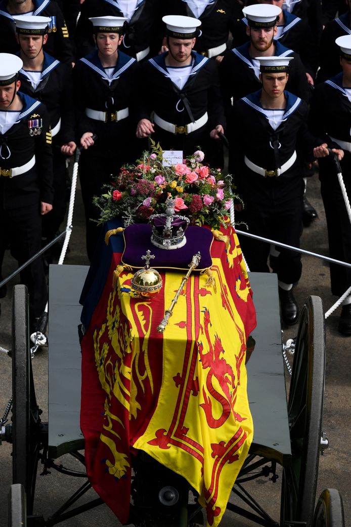 Waarom 98 matrozen affuit met kist van Queen Elizabeth II voorttrokken ...