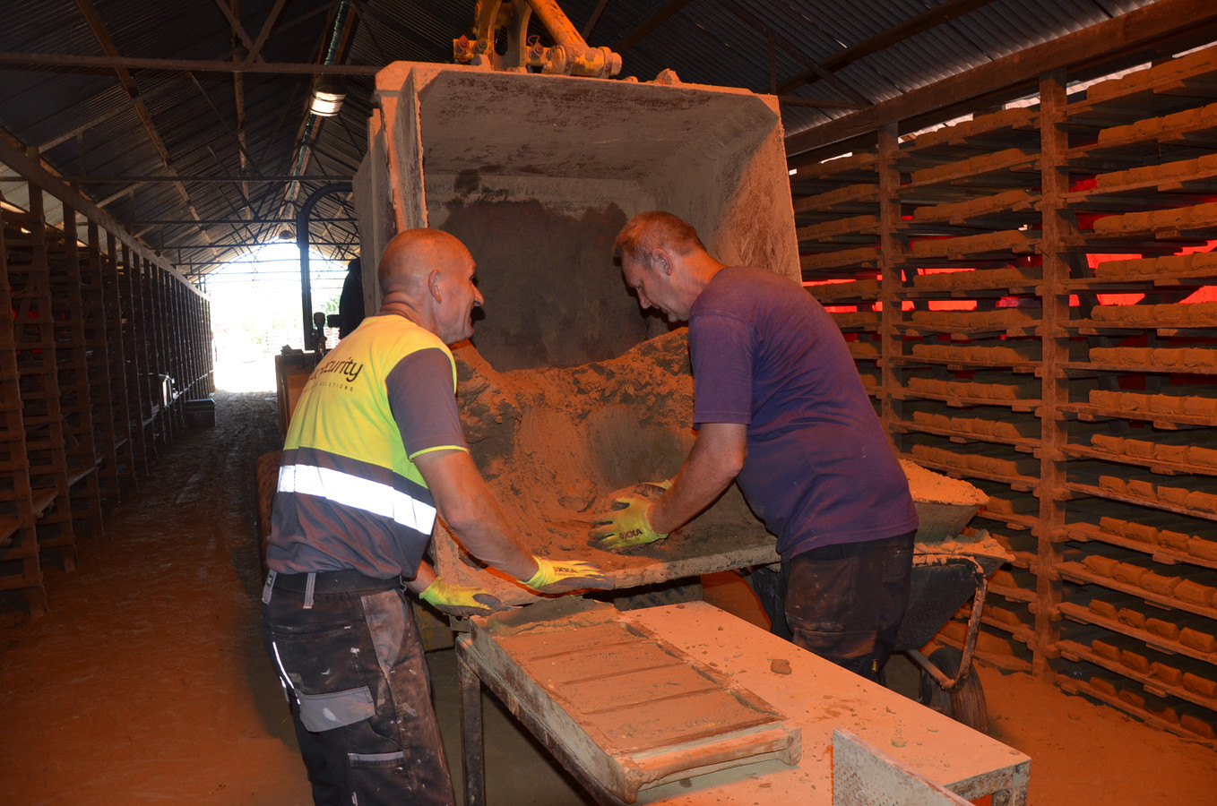 Els baat laatste steenbakkerij in Vlaanderen uit waar alles nog ...