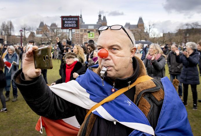 Opnieuw protest in Nederland: politie zet traangas en waterkanon in ...