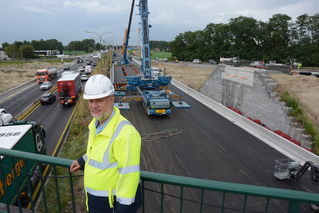 E17 dit weekend afgesloten voor plaatsing van tijdelijke brug over snelweg: “Werken komen deze ...
