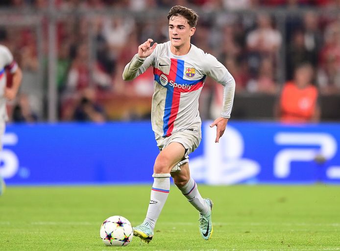 Vrouwelijke fan van Gavi (18) profiteert van speciaal moment om hem ...