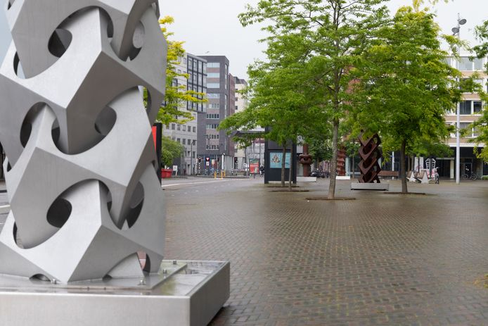 Kunst Rinus Roelofs klaar met ‘logeerpartij’: werken terug op ...