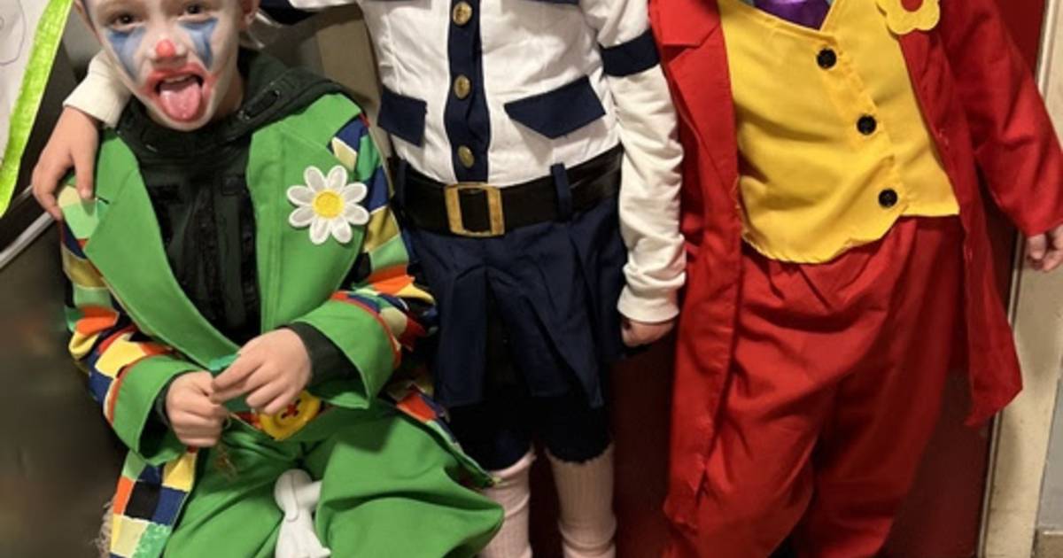 Luca, Bo en Noah verkleden zich voor carnaval als clown, politieagent ...