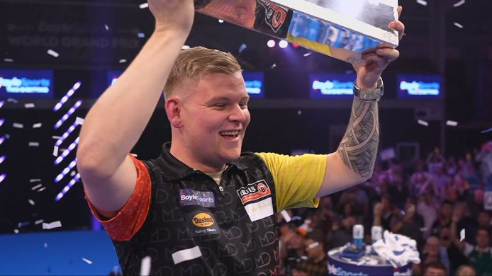 Een grandioze stunt! Mike De Decker klopt wereldkampioen Luke Humphries ...