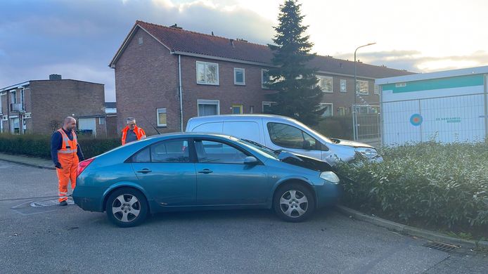 Bestelbusje en personenauto botsen op elkaar in Dieren: twee personen raken gewond | Rheden | AD.nl