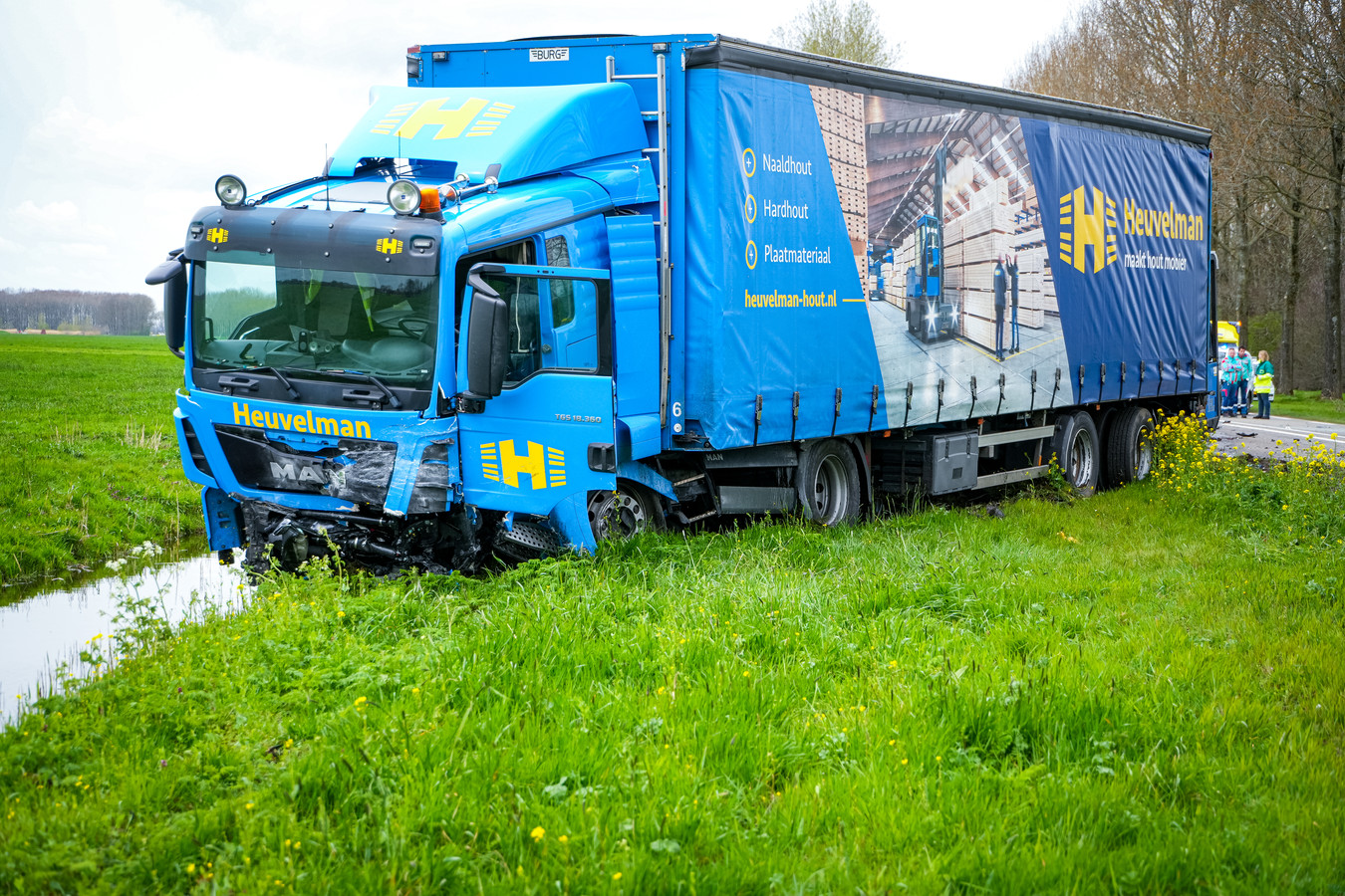 Automobilist komt om het leven bij frontale botsing met vrachtwagen | Foto | tubantia.nl