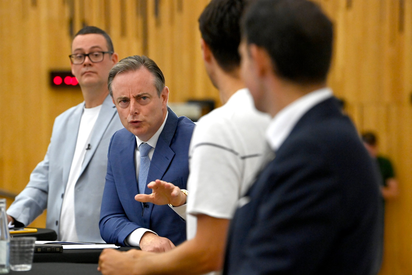 HERBELEEF DEBAT. Emoties lopen hoog op tussen voorzitters, De Wever ... HERBELEEF DEBAT. Emoties lopen hoog op tussen voorzitters, De Wever ...