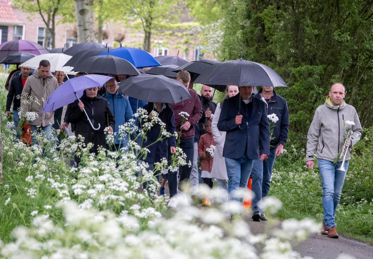 Meer dan zestig witte chrysanten nodig in Gapinge | Foto | AD.nl