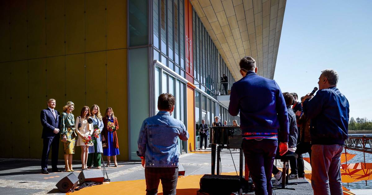 Koning krijgt voorproefje op Streamers-concert | Koningsdag 2021 | AD.nl