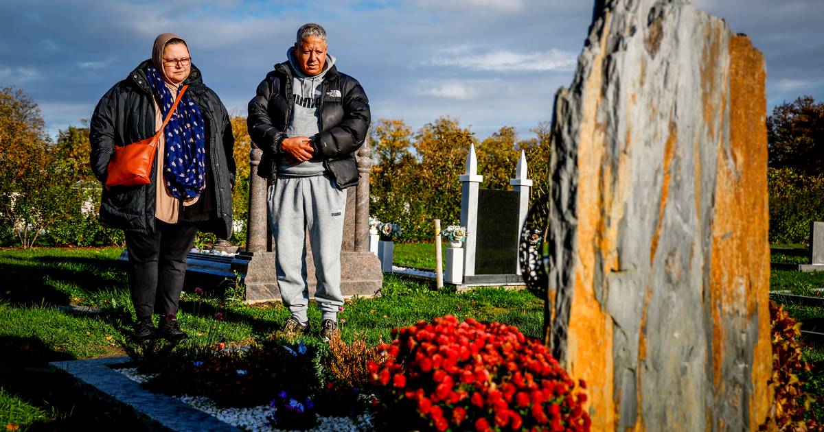 Ouders vermoorde Ismaël (17) spreken voor het eerst aan zijn graf ...