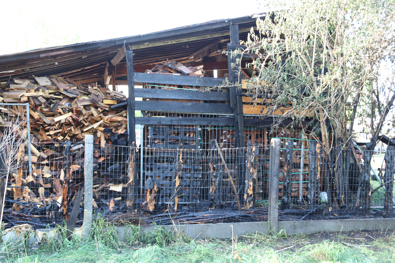 Houtstapel vat vuur en verspreidt zich als lopend vuurtje, brandweer ...